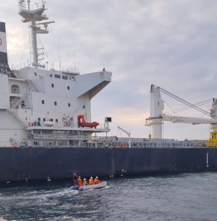 Tàu SAR 413 cấp cứu kịp thời thuyền viên tàu AMIS STAR bị đột quỵ trên biển